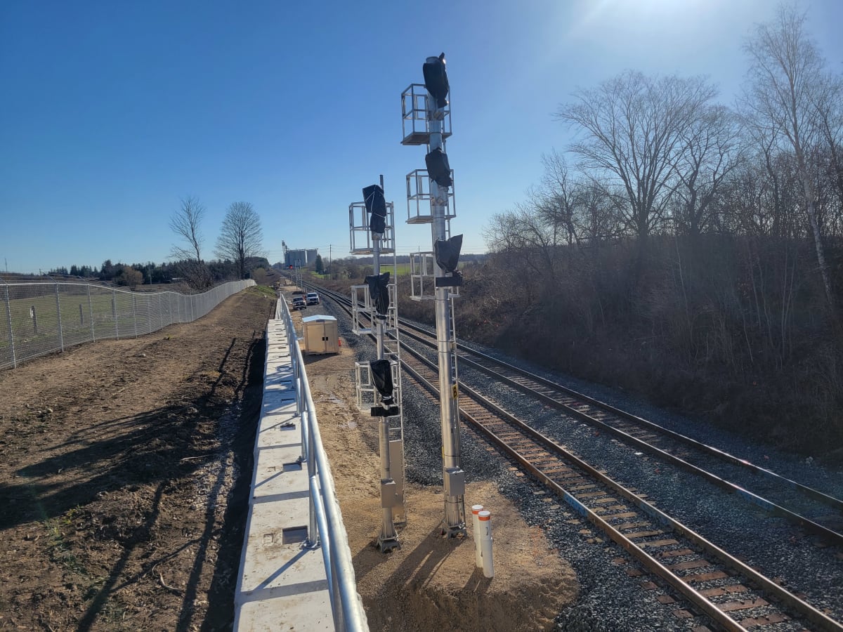 Why are these two signals right beside each other? : r/trains