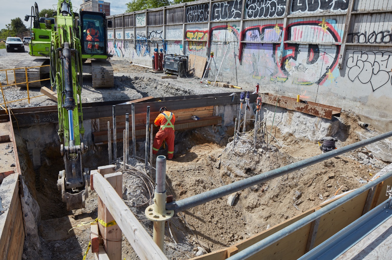Partial road & sidewalk closure needed during Bloor bridge work
